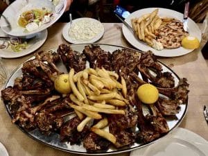 Μαύρος Γάτος: Το κλασικό ταβερνάκι που θυμίζει παλιά Αθήνα στο Παγκράτι ...