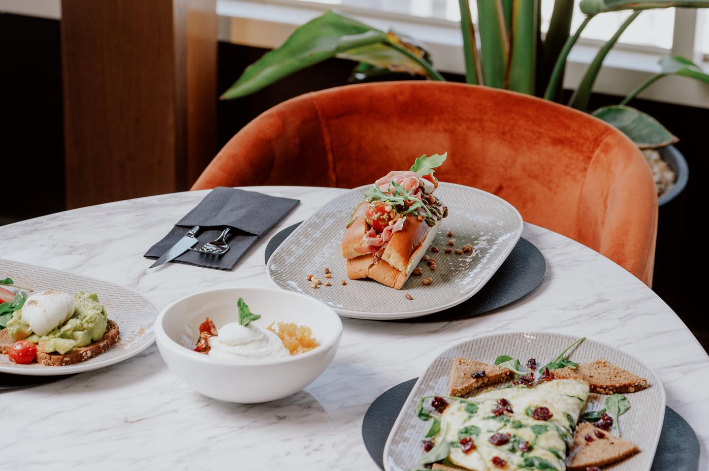 Deos: Το πρώτο skyline bar restaurant με την Αθήνα στο πιάτο - FlagInLife