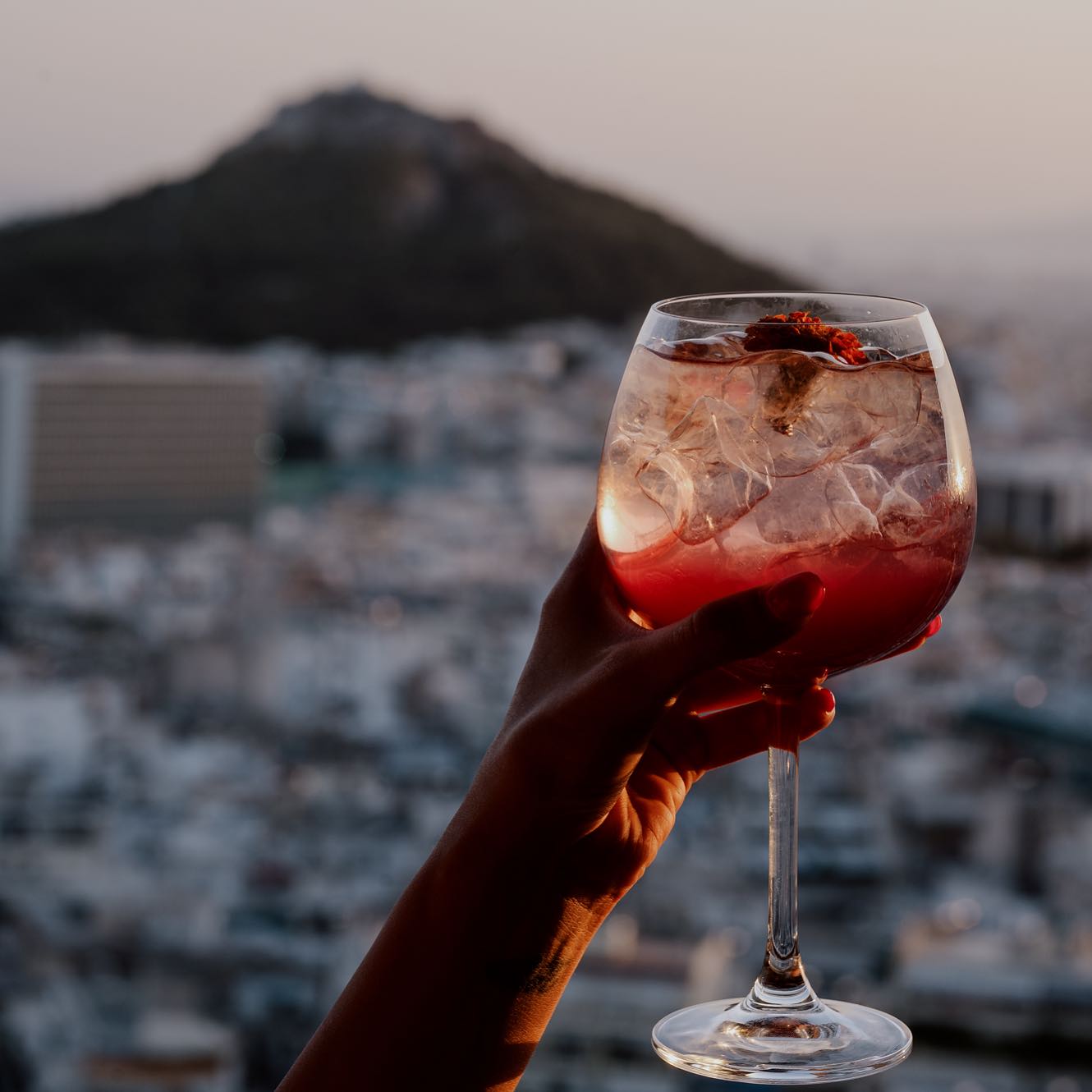 Deos: Το πρώτο skyline bar restaurant με την Αθήνα στο πιάτο - FlagInLife