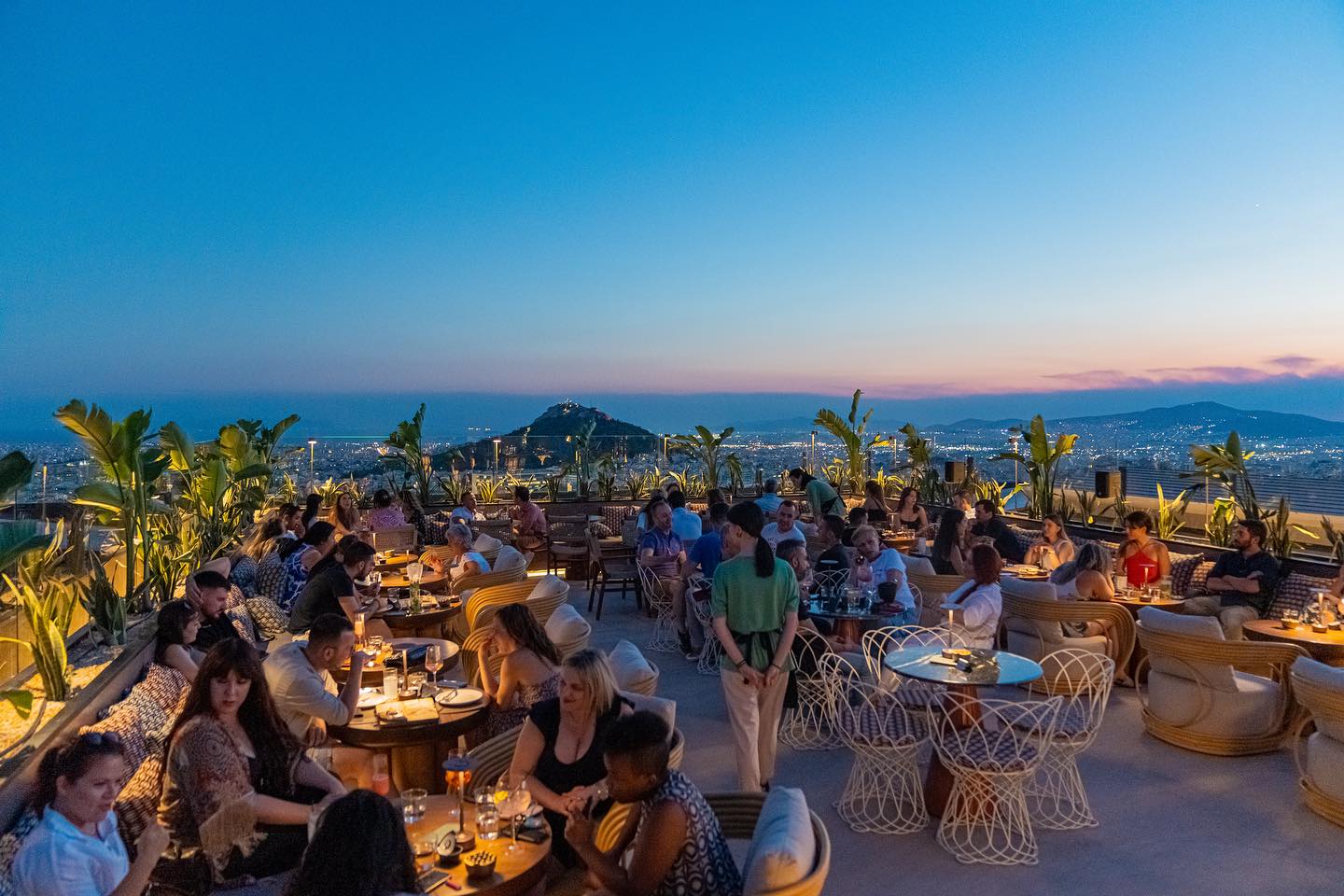 Deos: Το πρώτο skyline bar restaurant με την Αθήνα στο πιάτο - FlagInLife