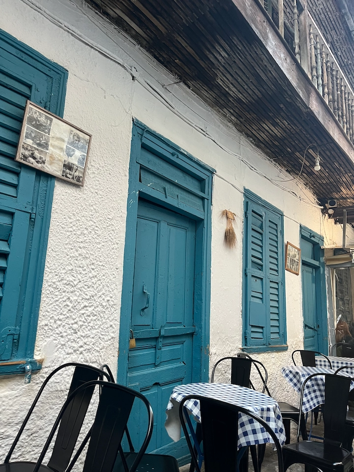 Αυλή στου Ψυρρή: Ένα μεζεδοπωλείο βγαλμένο από το χρονοντούλαπο ...