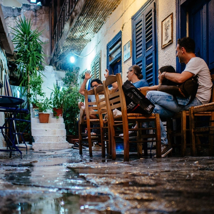 Αυλή στου Ψυρρή: Ένα μεζεδοπωλείο βγαλμένο από το χρονοντούλαπο ...
